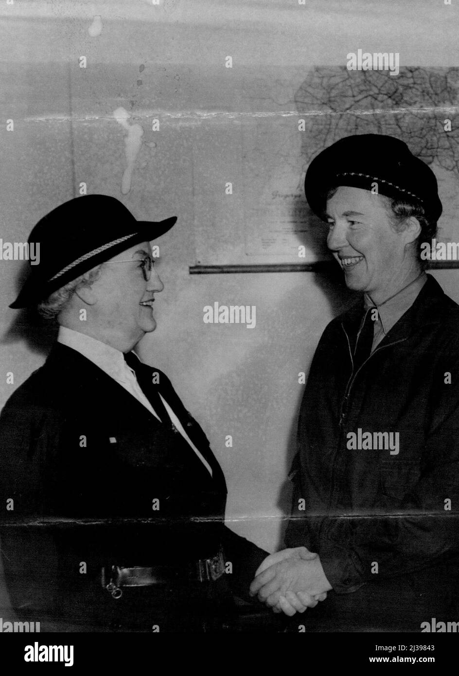 Lady Julius, State ***** kommissarin der Mädchen-Guides, begrüßt Frau M ...