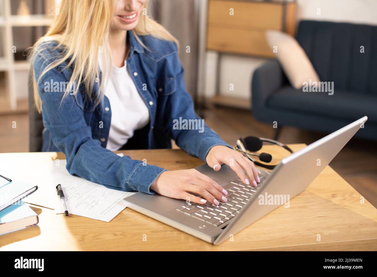 Nahaufnahme der weiblichen Hände, die auf der Tastatur eines modernen ...