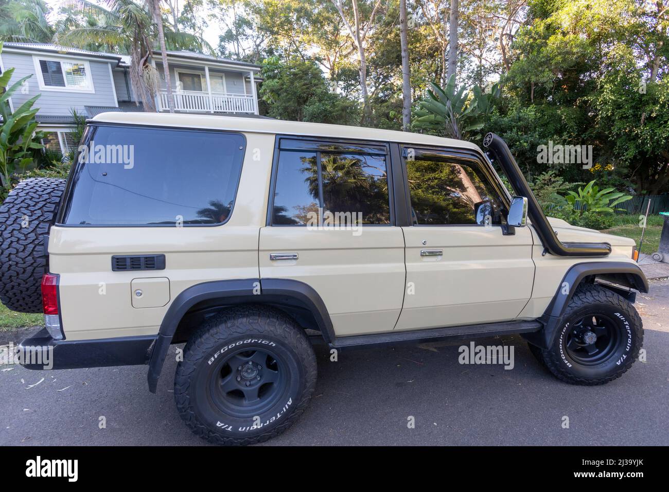 Toyota landcruiser beige -Fotos und -Bildmaterial in hoher Auflösung ...