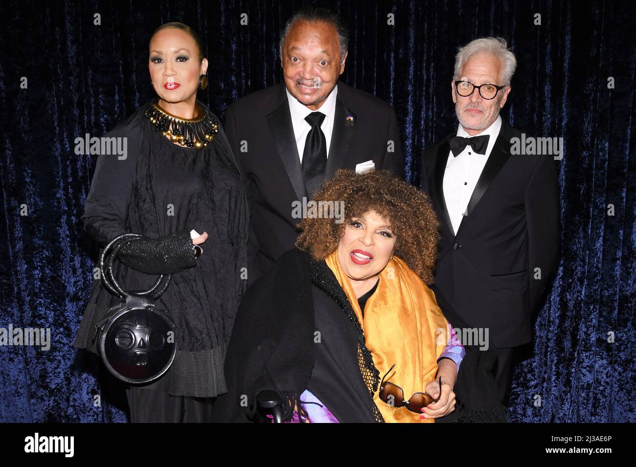 New York, NY, USA, 6. April 2022. Rev. Jesse Jackson (c) und Roberta ...