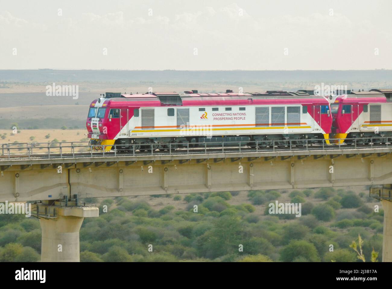 Nairobi - Mombasa Standard Gauge Cargo Train, der durch den Nairobi ...