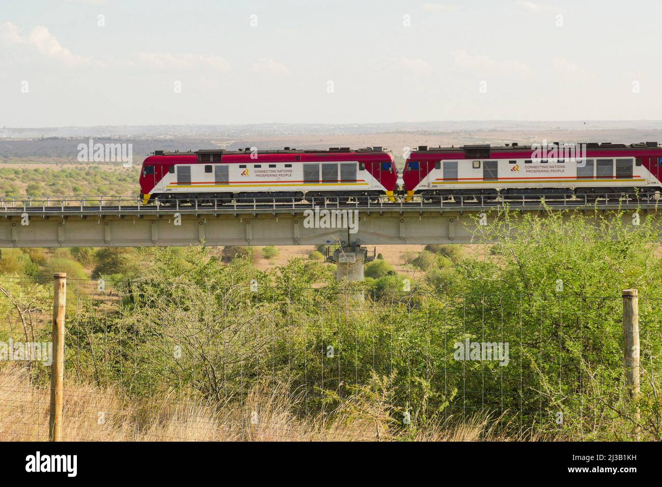 Nairobi - Mombasa Standard Gauge Cargo Train, der durch den Nairobi ...