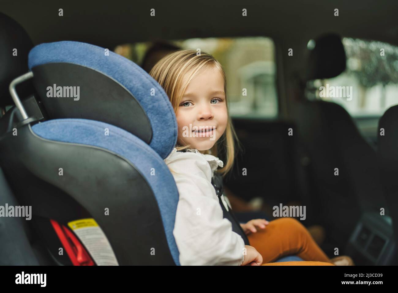 Mädchen auto baby stuhl -Fotos und -Bildmaterial in hoher Auflösung – Alamy