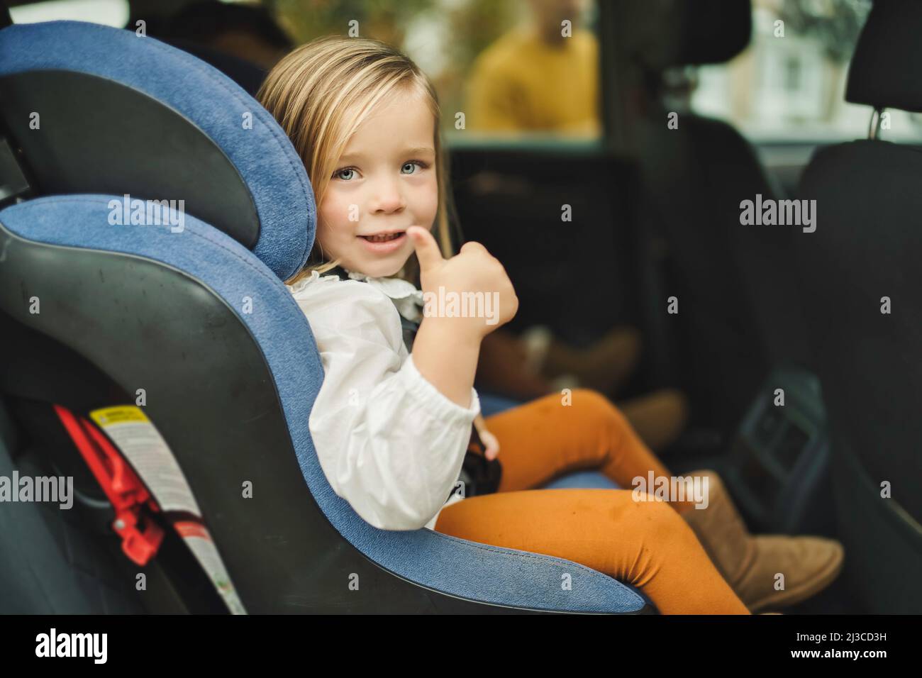 Mädchen auto baby stuhl -Fotos und -Bildmaterial in hoher Auflösung – Alamy