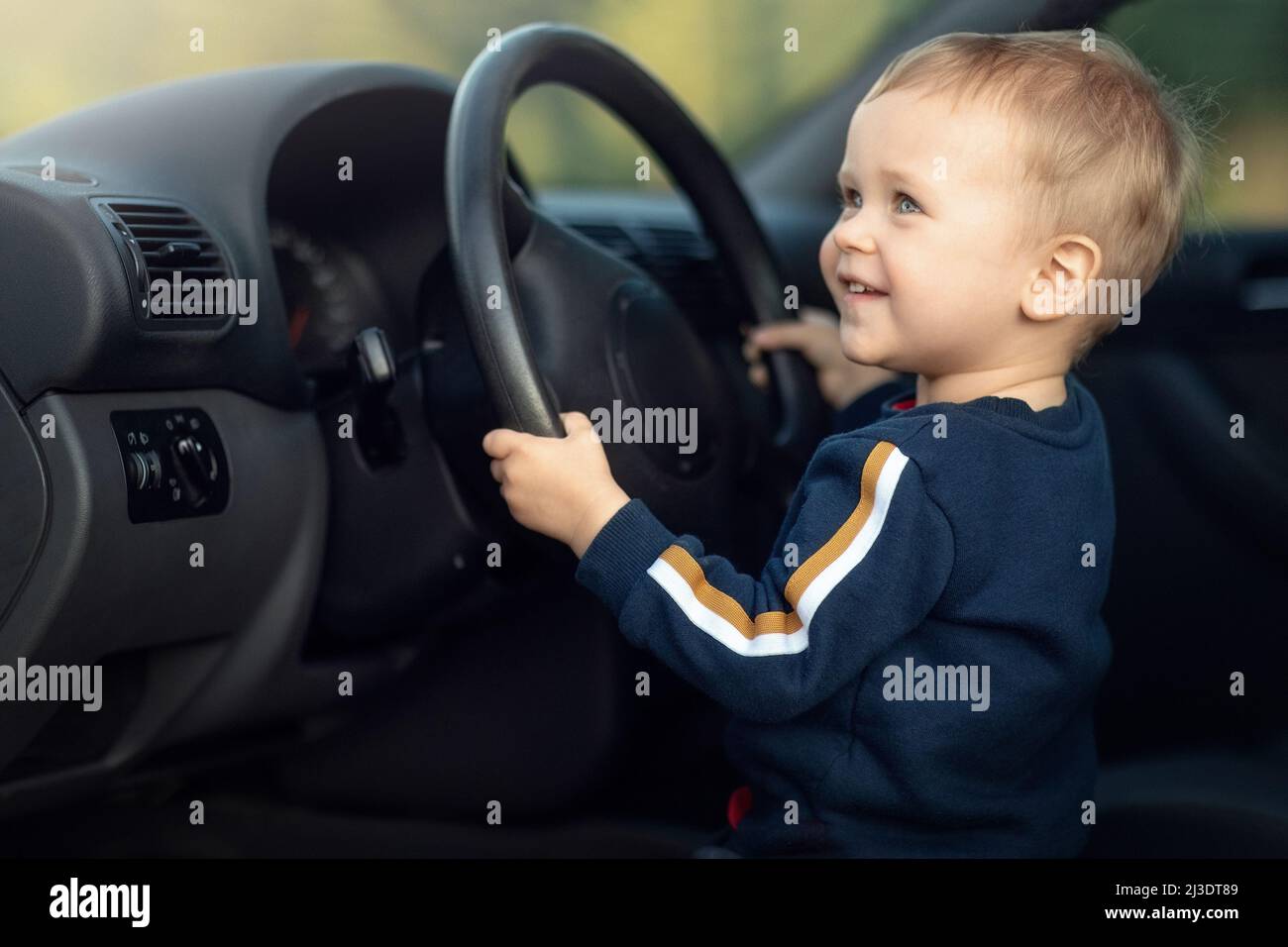 Hinter dem lenkrad -Fotos und -Bildmaterial in hoher Auflösung – Alamy