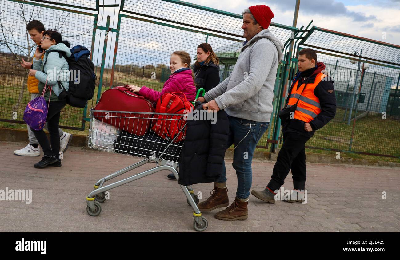 Medyka, Ukraine. 6. April 2022. Ein Vater schiebt seine Tochter und ...