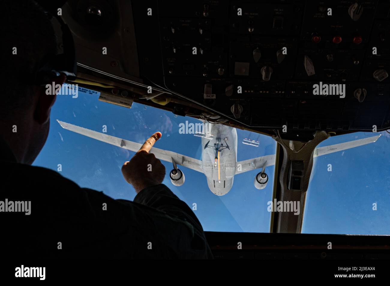 Mark Audette, der Kapitän der US-Luftwaffe, deutet auf einen KC-10 ...