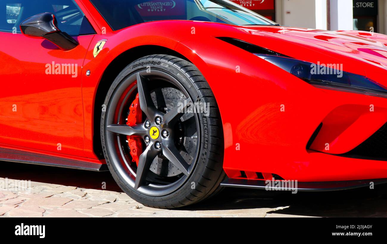 Ferrari F8 Tributo. Ferrari ist ein italienischer Luxus-Sportwagen mit ...