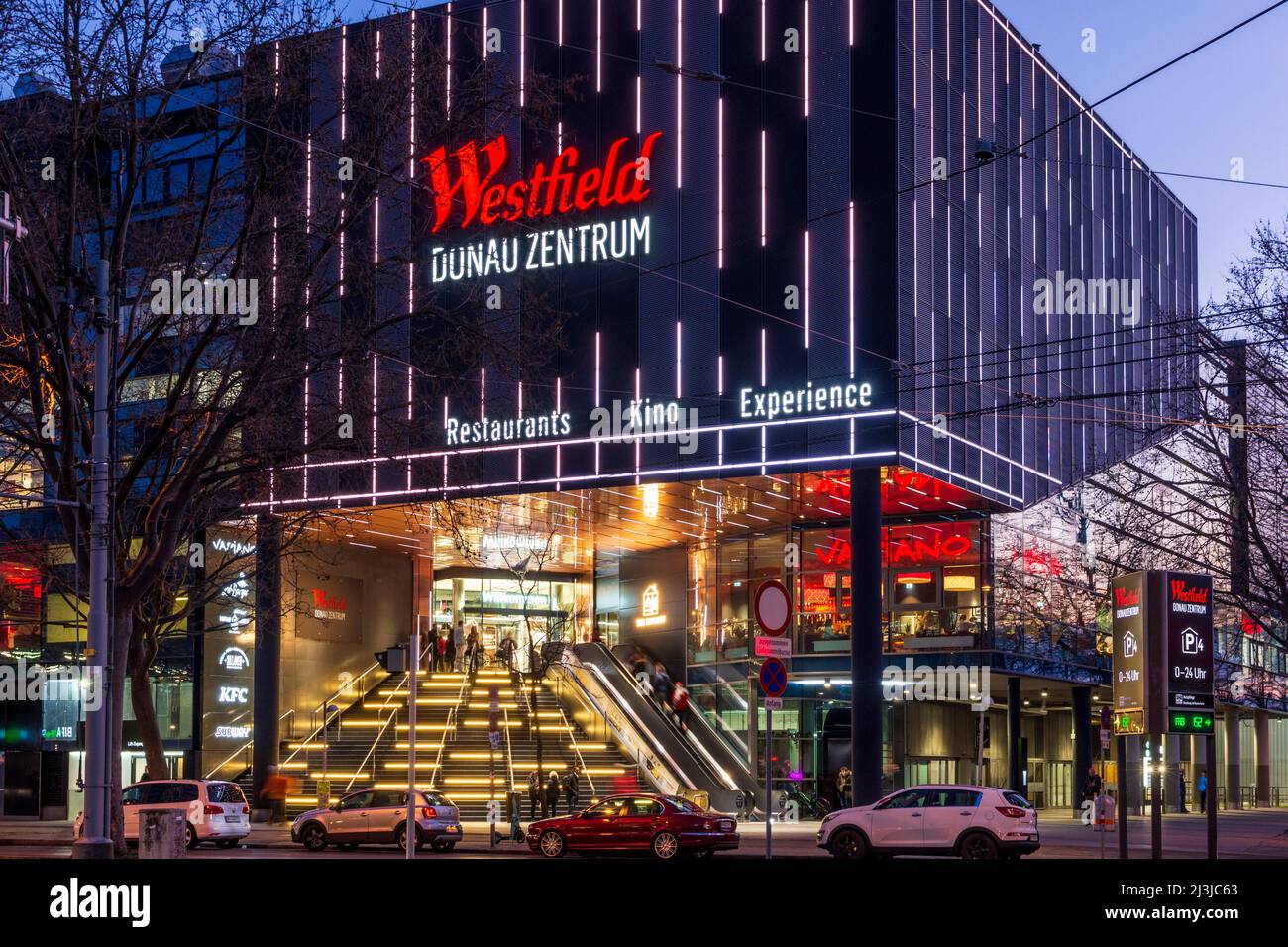 Einkaufszentrum westfield donau zentrum dz -Fotos und -Bildmaterial in ...