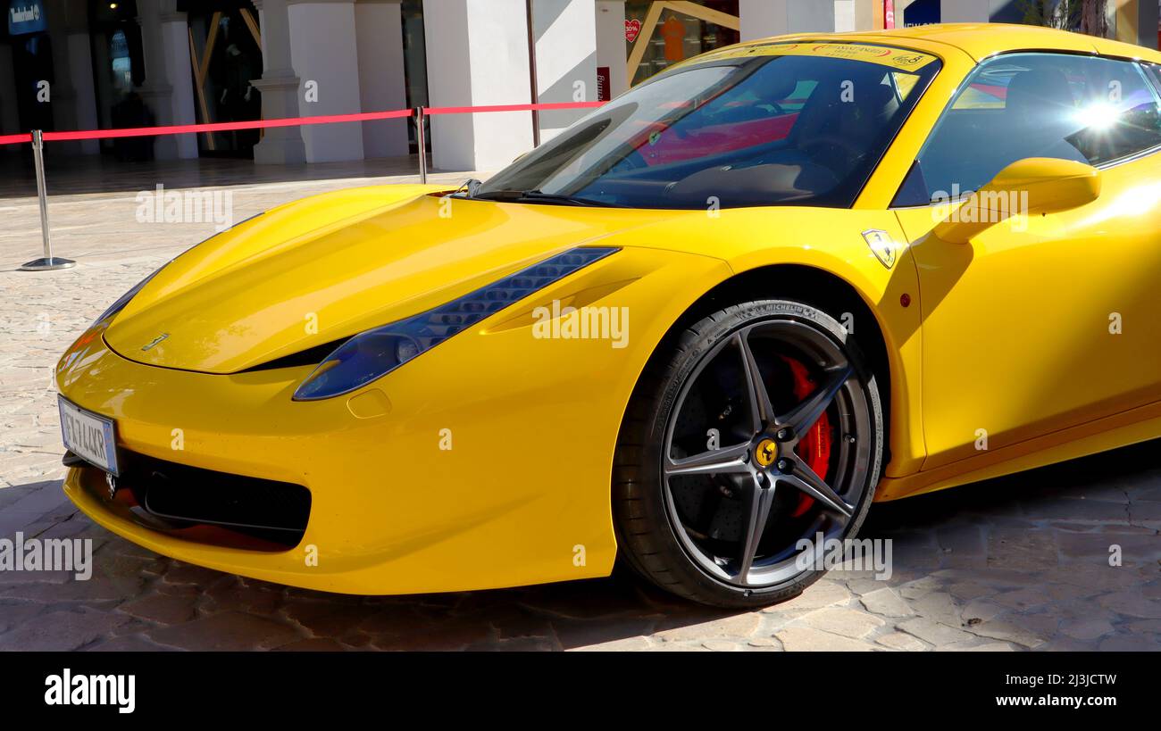 Ferrari 458 Spider. Ferrari ist ein italienischer Luxus-Sportwagen mit ...