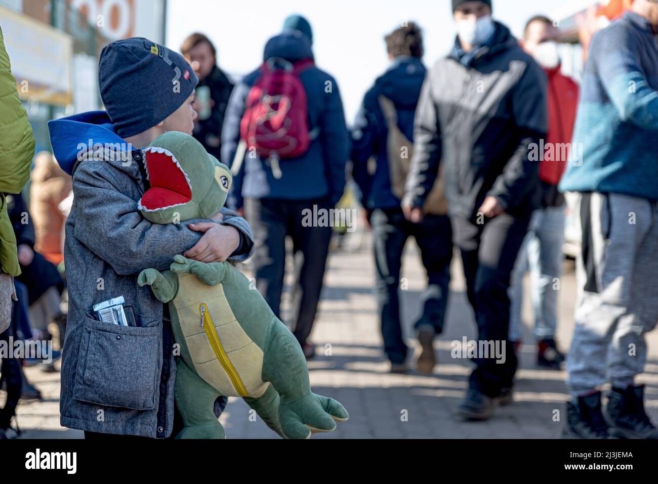Medyka, Polen, 17. März 2022: Flüchtlinge aus der Ukraine kommen am ... Medyka, Polen, 17. März 2022: Flüchtlinge aus der Ukraine kommen am ...