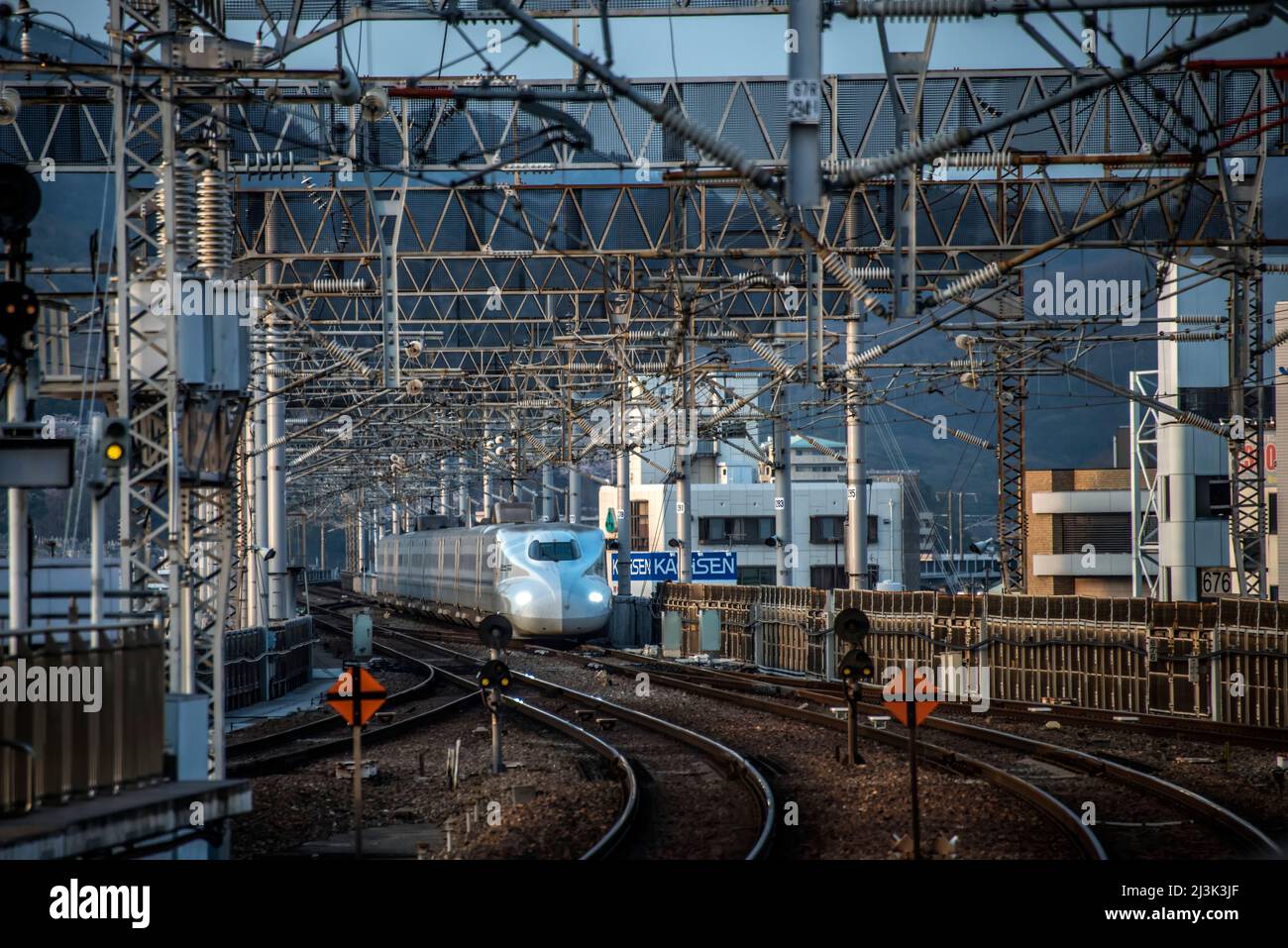 Japanischer Shinkansen oder Bullet-Zug, der in den Bahnhof in Okuyama ...