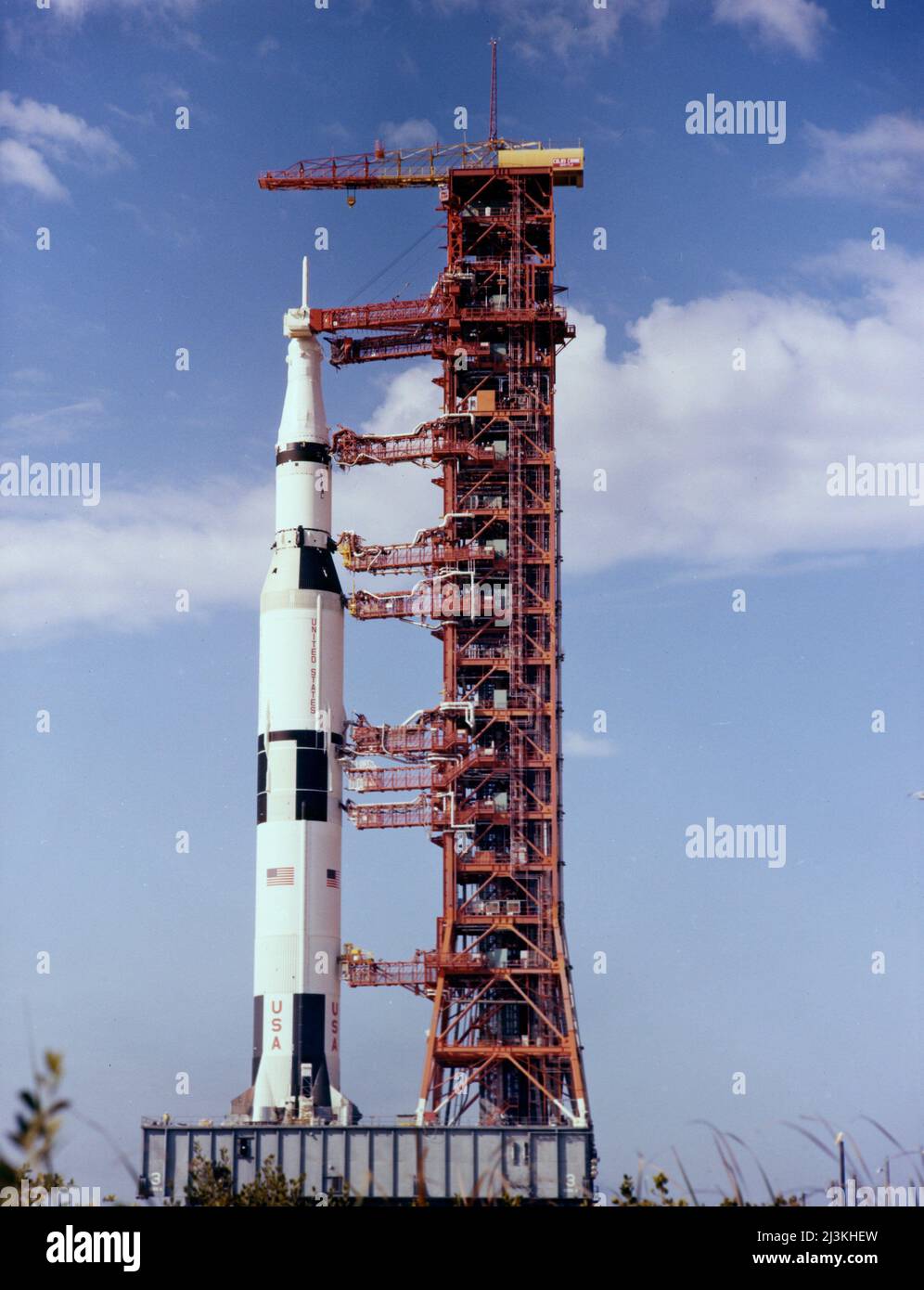 Die Apollo 13 Saturn V Rakete beim Rollout vom Vehicle Assembly ...