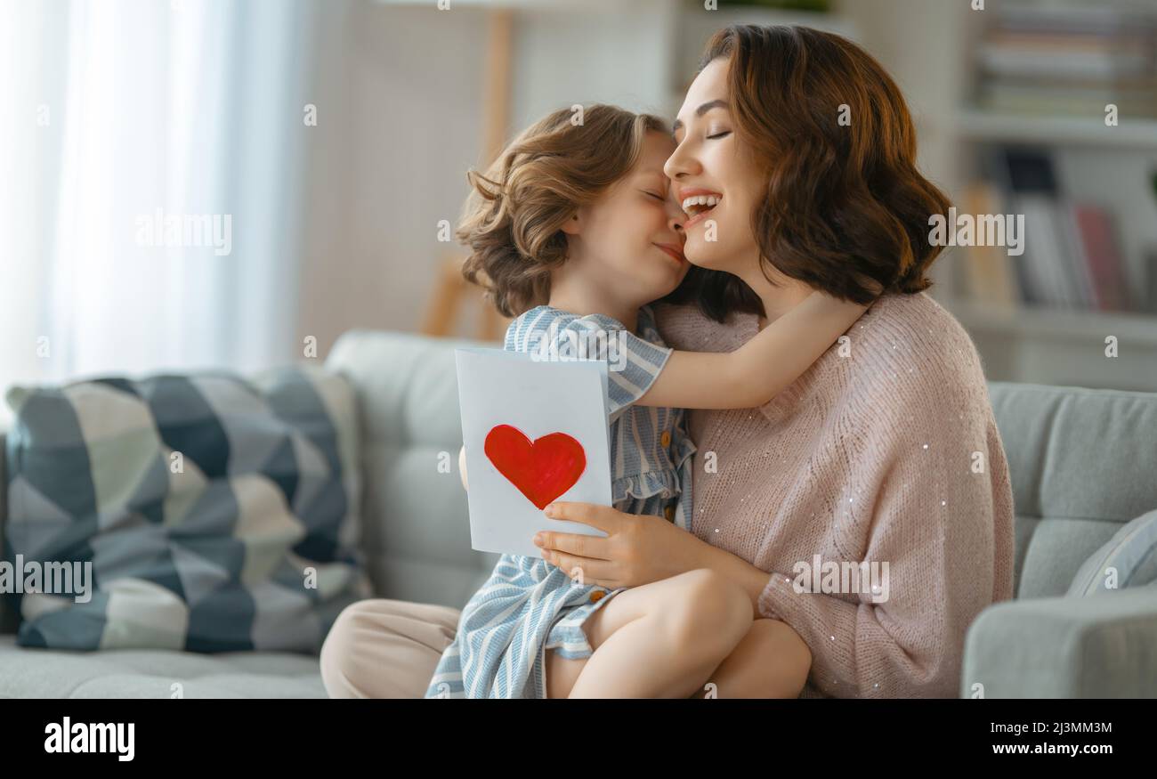 Alles gute zum Tag der Mutter. Kind Tochter gratuliert Mutter und gibt ... Alles gute zum Tag der Mutter. Kind Tochter gratuliert Mutter und gibt ...