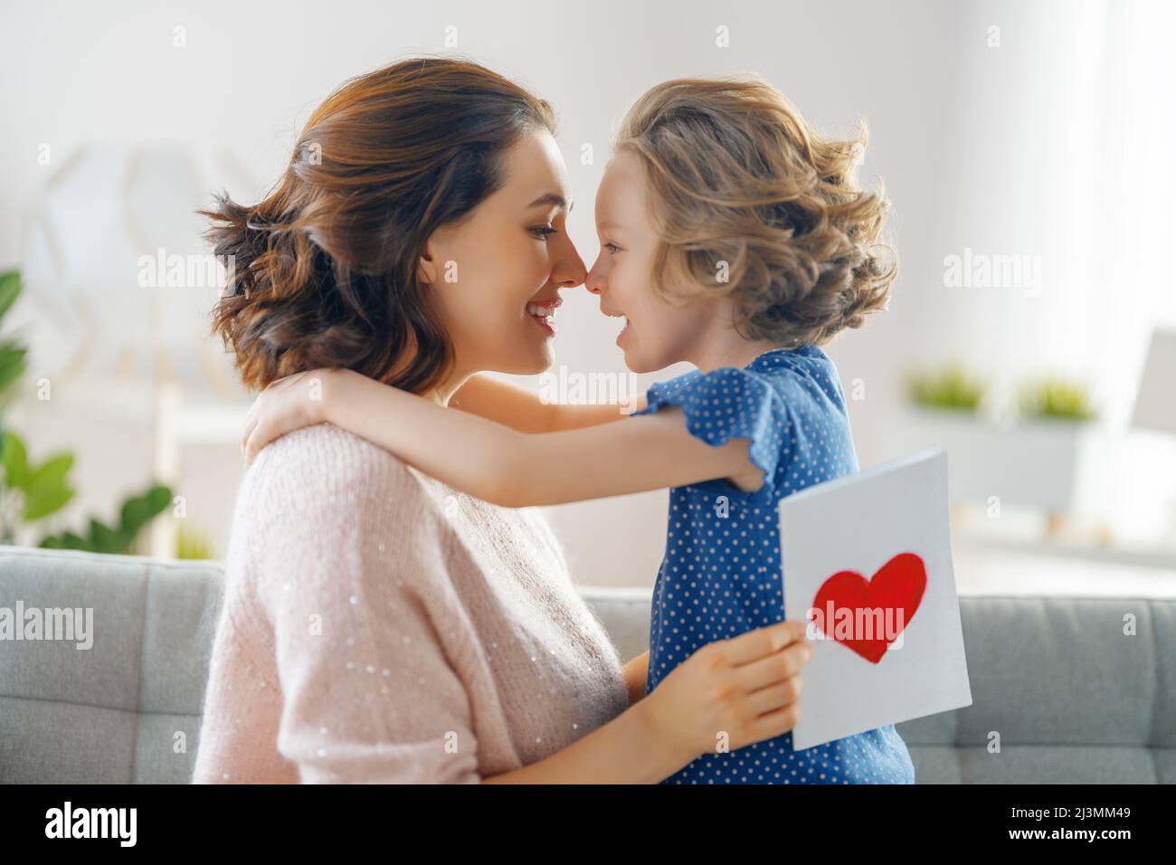 Alles gute zum Tag der Mutter. Kind Tochter gratuliert Mutter und gibt ... Alles gute zum Tag der Mutter. Kind Tochter gratuliert Mutter und gibt ...
