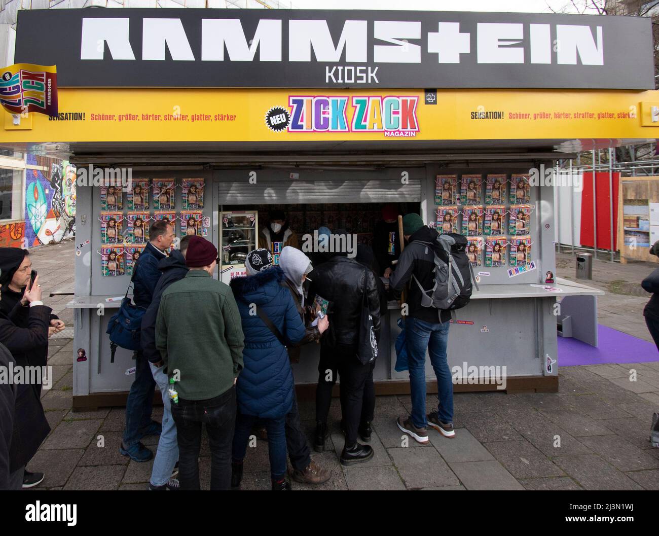 Zick zack magazin -Fotos und -Bildmaterial in hoher Auflösung – Alamy