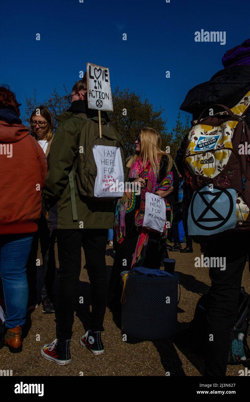 London, England, Großbritannien. 9. April 2022. Extinction Rebellion-Aktivisten versammeln sich ...