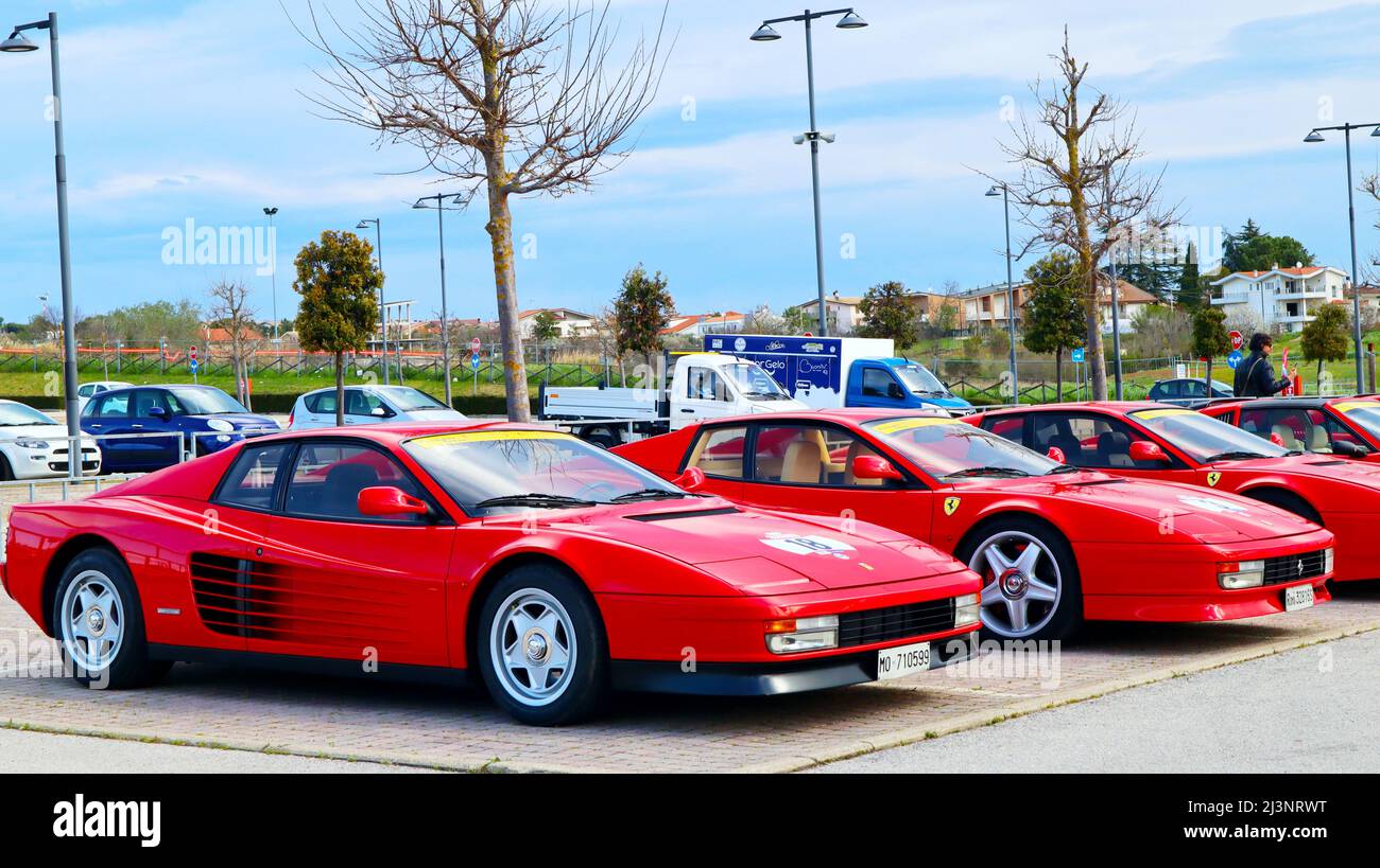FERRARI-Autos. Ferrari ist ein italienischer Luxus-Sportwagen mit Sitz ...