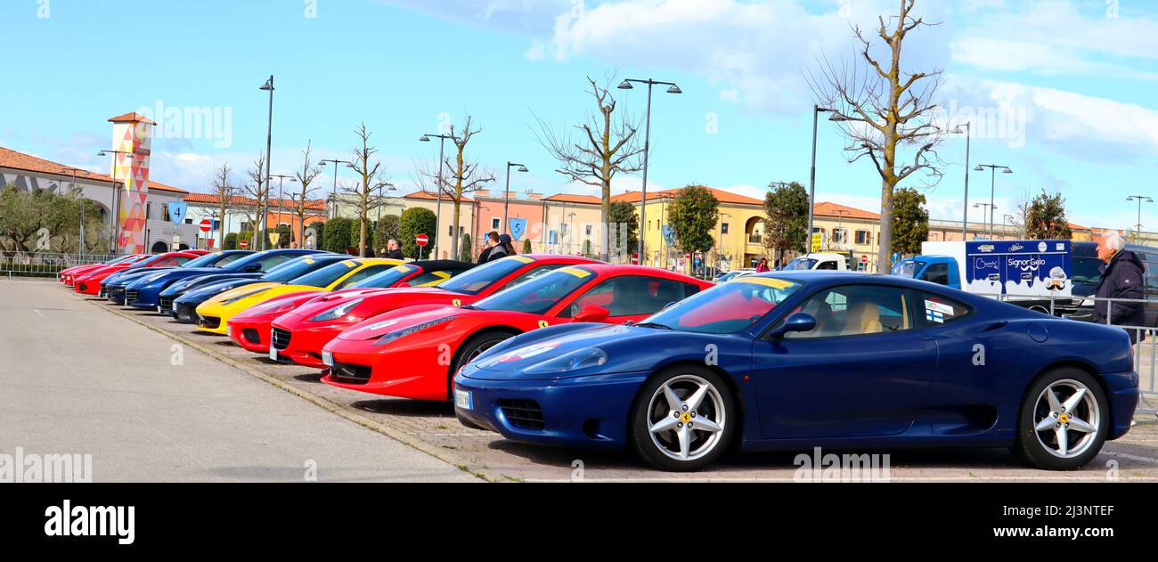 FERRARI-Autos. Ferrari ist ein italienischer Luxus-Sportwagen mit Sitz ...