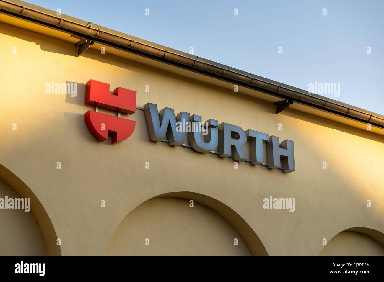 Logo der Würth-Gruppe an der Fassade eines Geschäftsgebäudes. Das ...