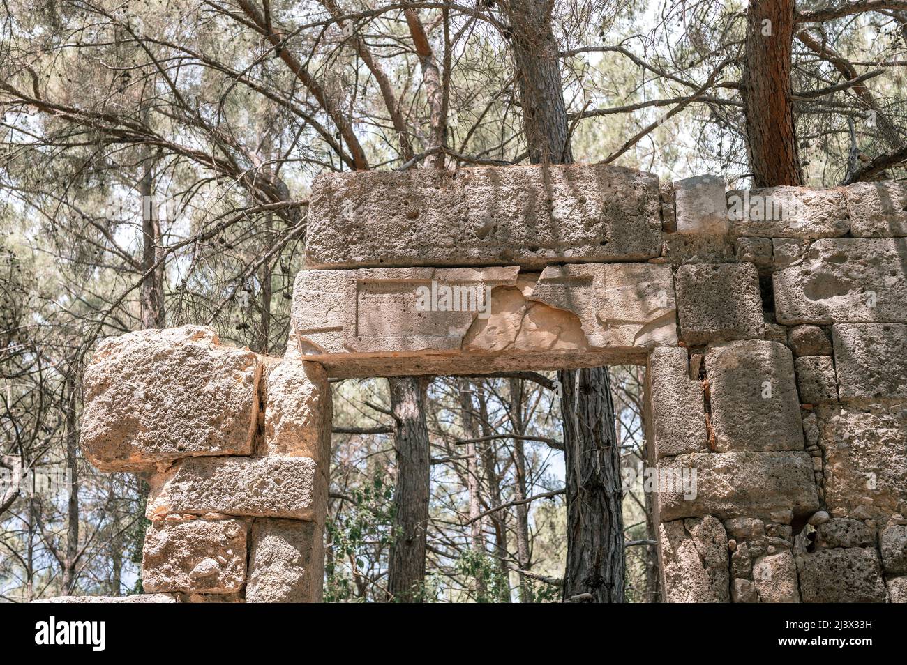 Zerstörte Konstruktion des alten Türstehens mit Inschriften in der ...