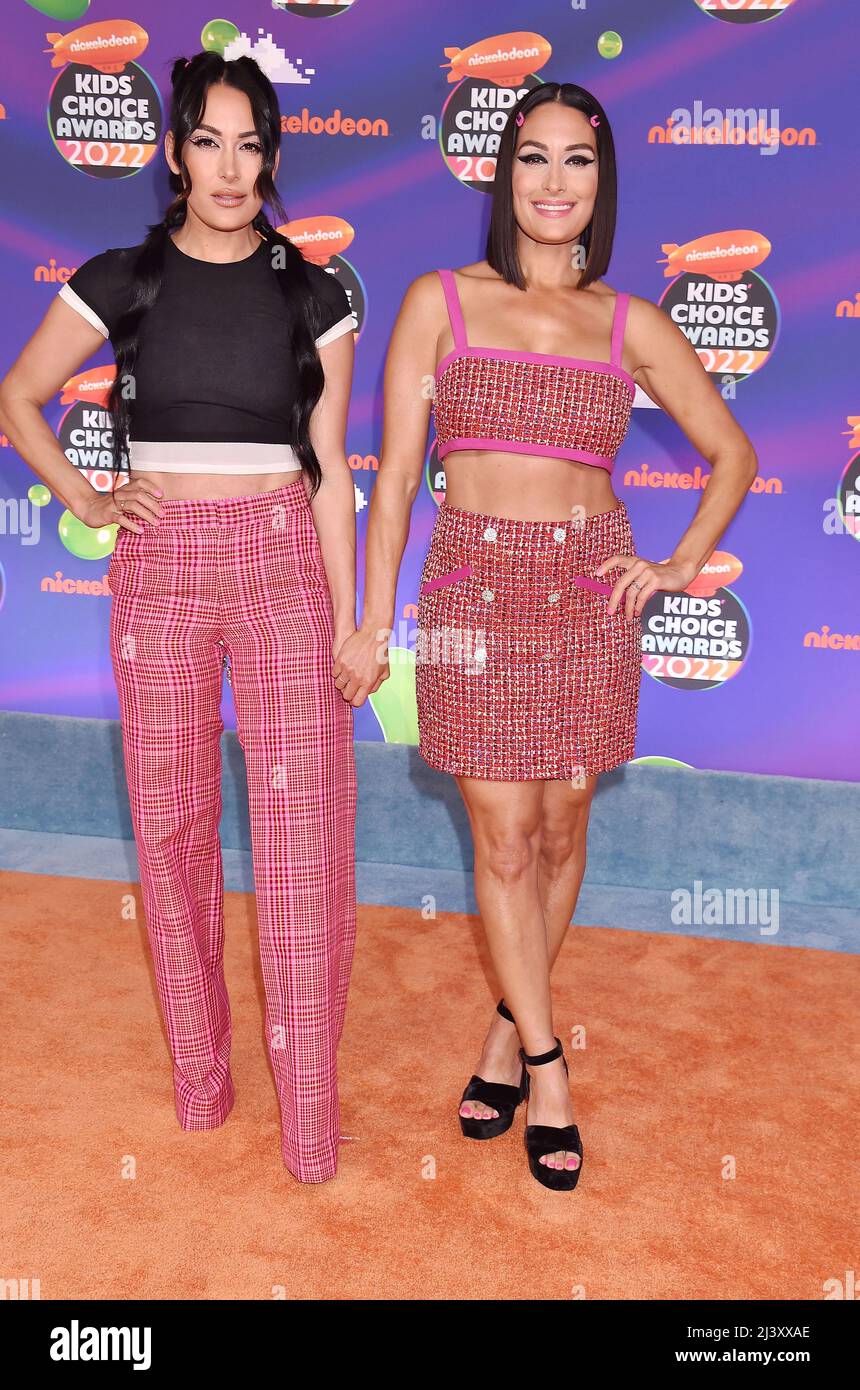 SANTA MONICA, CA - 09. APRIL: Brie Bella, Nikki Bella nimmt am 09 ...