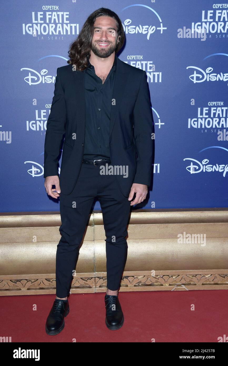 Alvise Rigo besucht den roten Teppich der Disney-Serie Le Fate ...