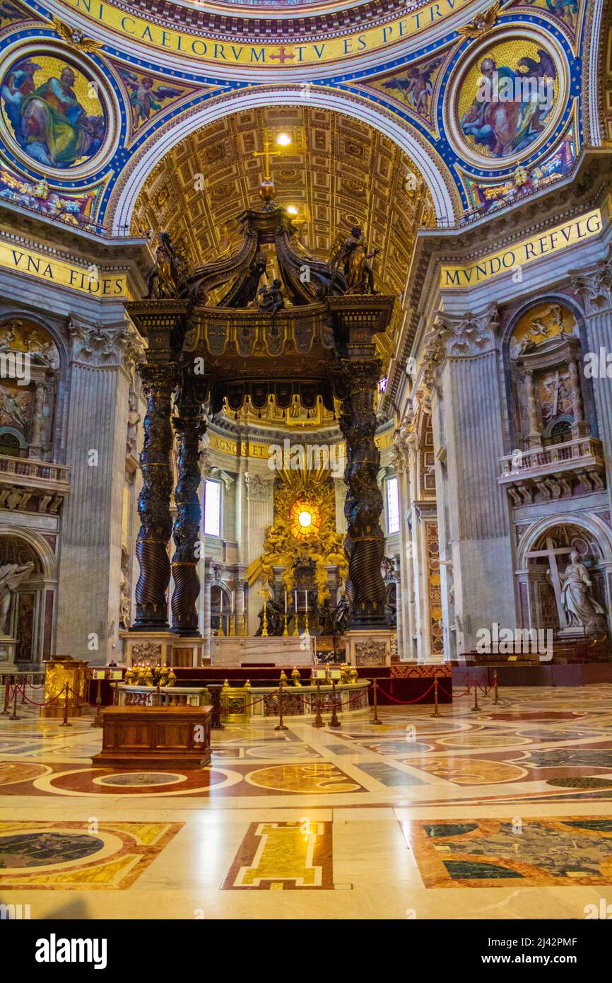 Der Altar mit Berninis baldacchino-pavillonähnlicher Struktur ...