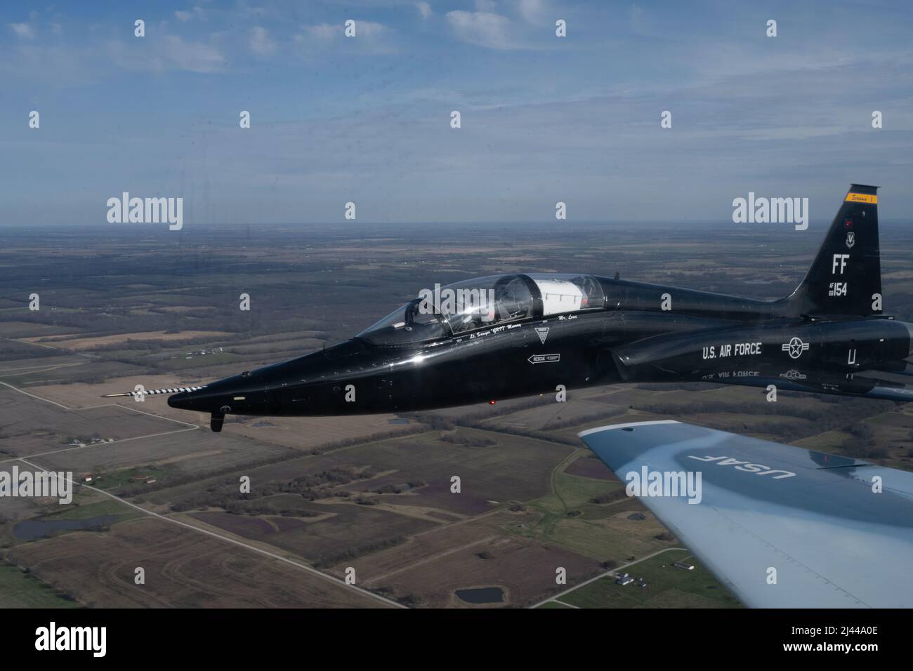 Ein T-38 Talon von der Joint Base Langley-Eustis fliegt in Formation ...