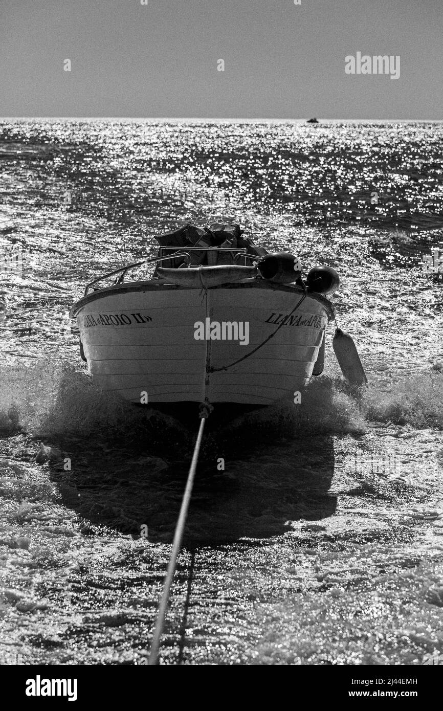 Towing lifeboat Schwarzweiß-Stockfotos und -bilder - Alamy