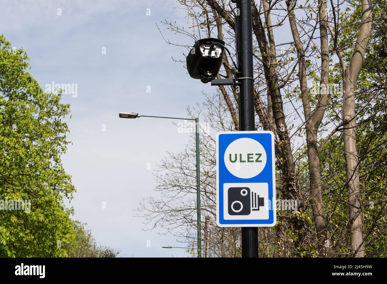 Nahaufnahme von Kameras und Schilder, die den Startpunkt der TFL Ultra ...