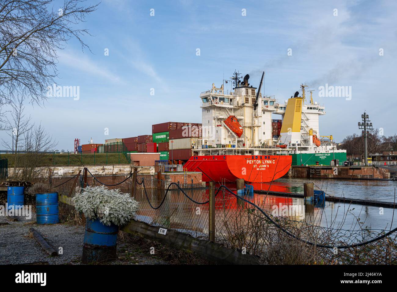 Kiel, Deutschland - 22. Februar 2022: Ein Seeschiff fährt von der ...