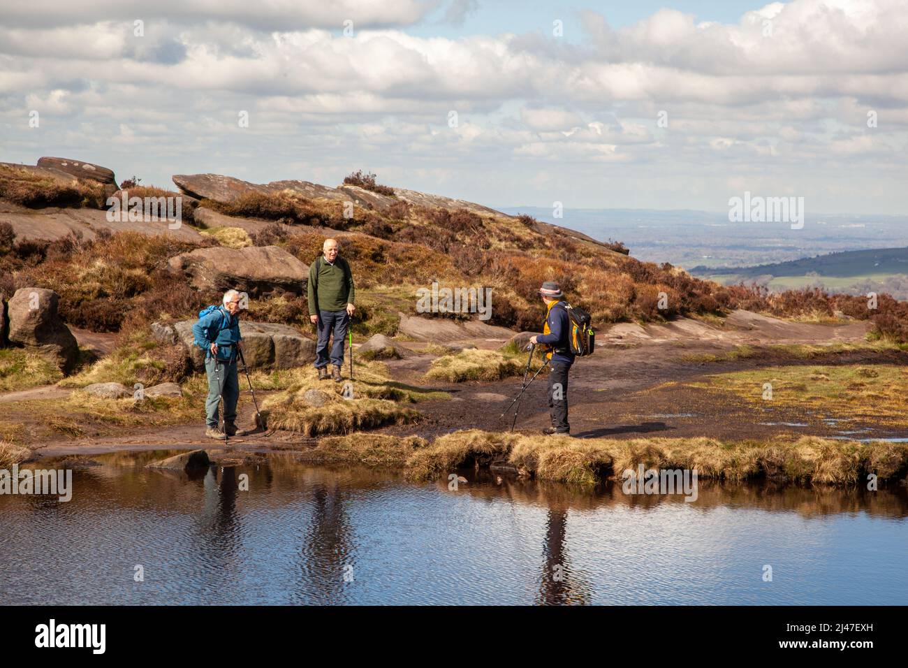 Men Hill, der am Doxey Pool im Peak District auf den Roaches Range in ...