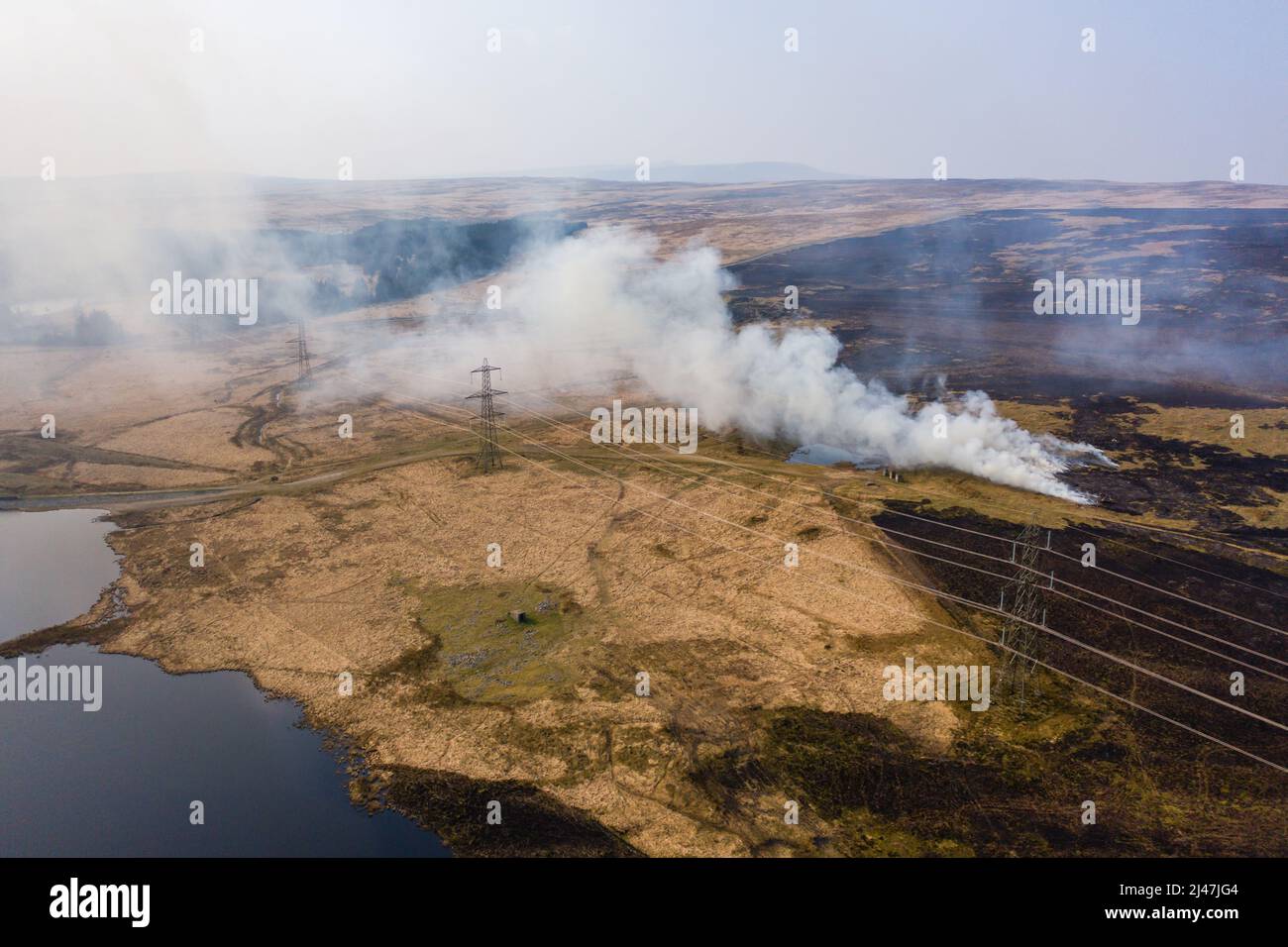 Luftaufnahme von Rauch und Flammen eines großen Grasfeuers auf ...
