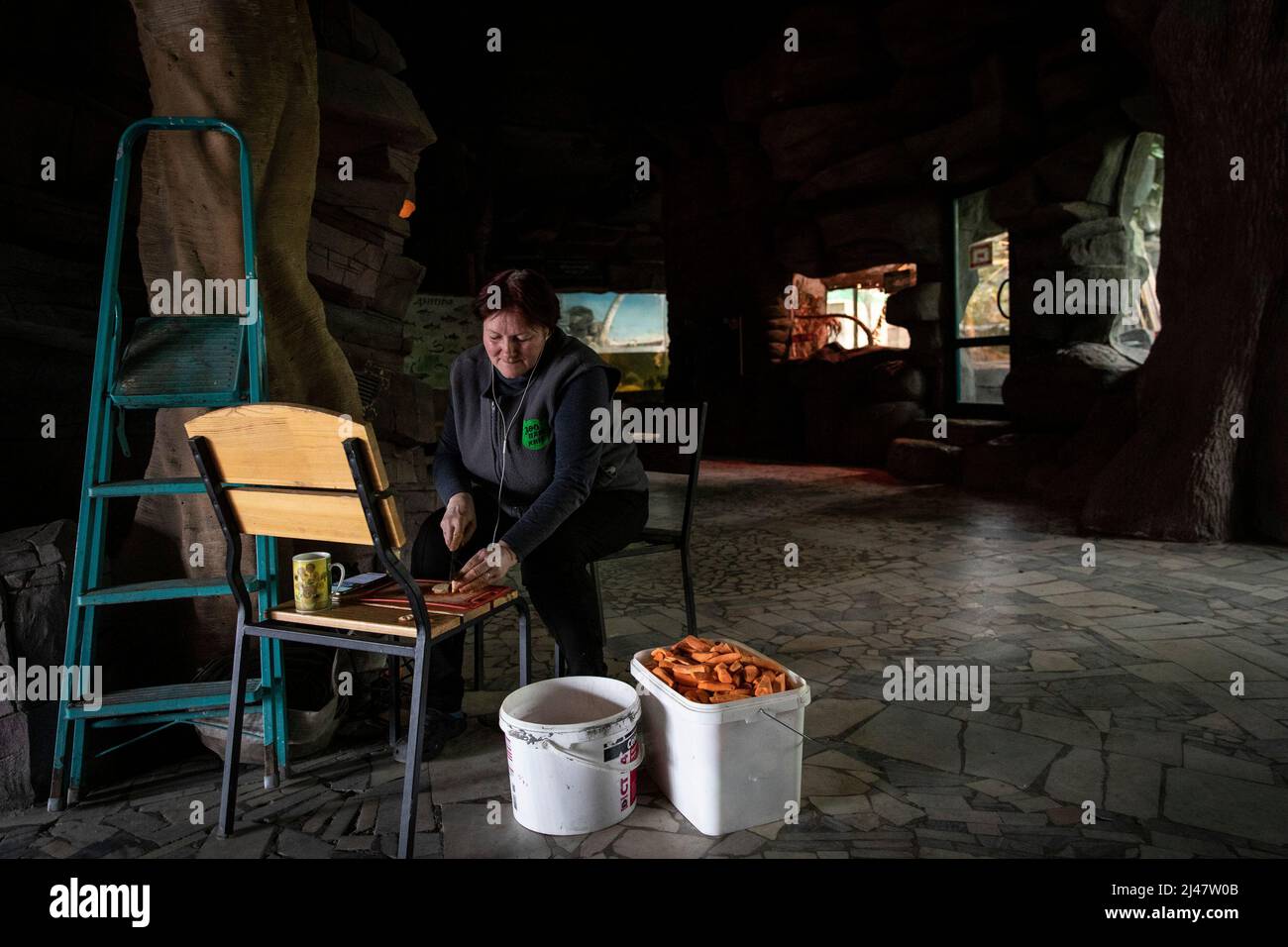 Kiew, Ukraine. 5. April 2022. Die Zoologin Oksa Moroz sah, wie sie ...