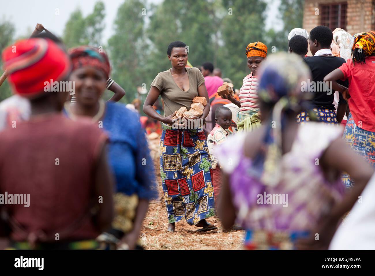Umuganda monatlicher Gemeindedienst. Hier arbeiten sie am Bau von ...
