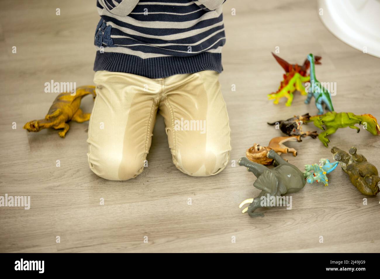 Kleines Kleinkind Kind, Junge, pinkeln in seine Hose, während er mit Spielzeug spielt, Kind ...