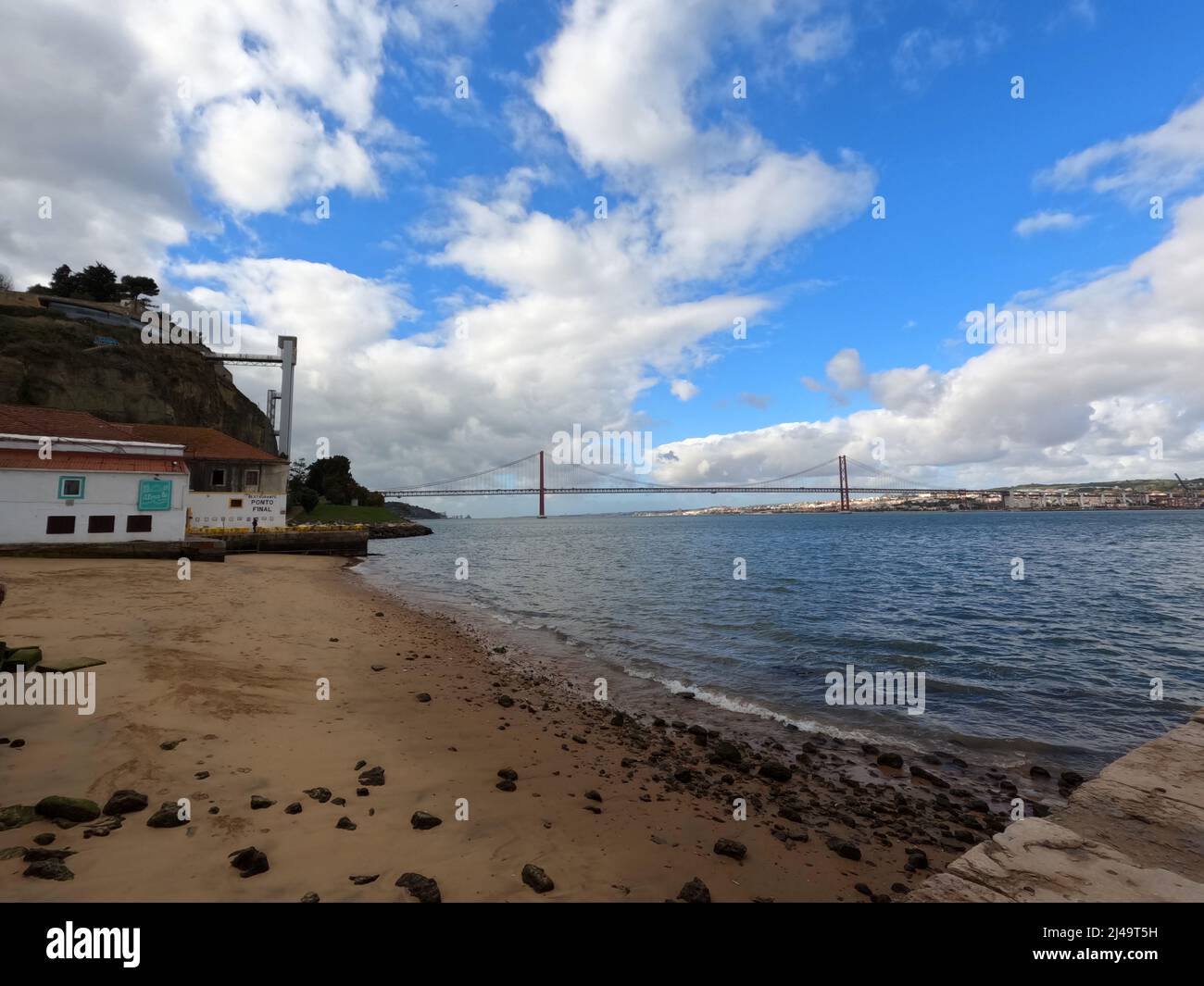 Almada, Portugal - November, 2021 : Historischer Aufzug am Jardim do ...