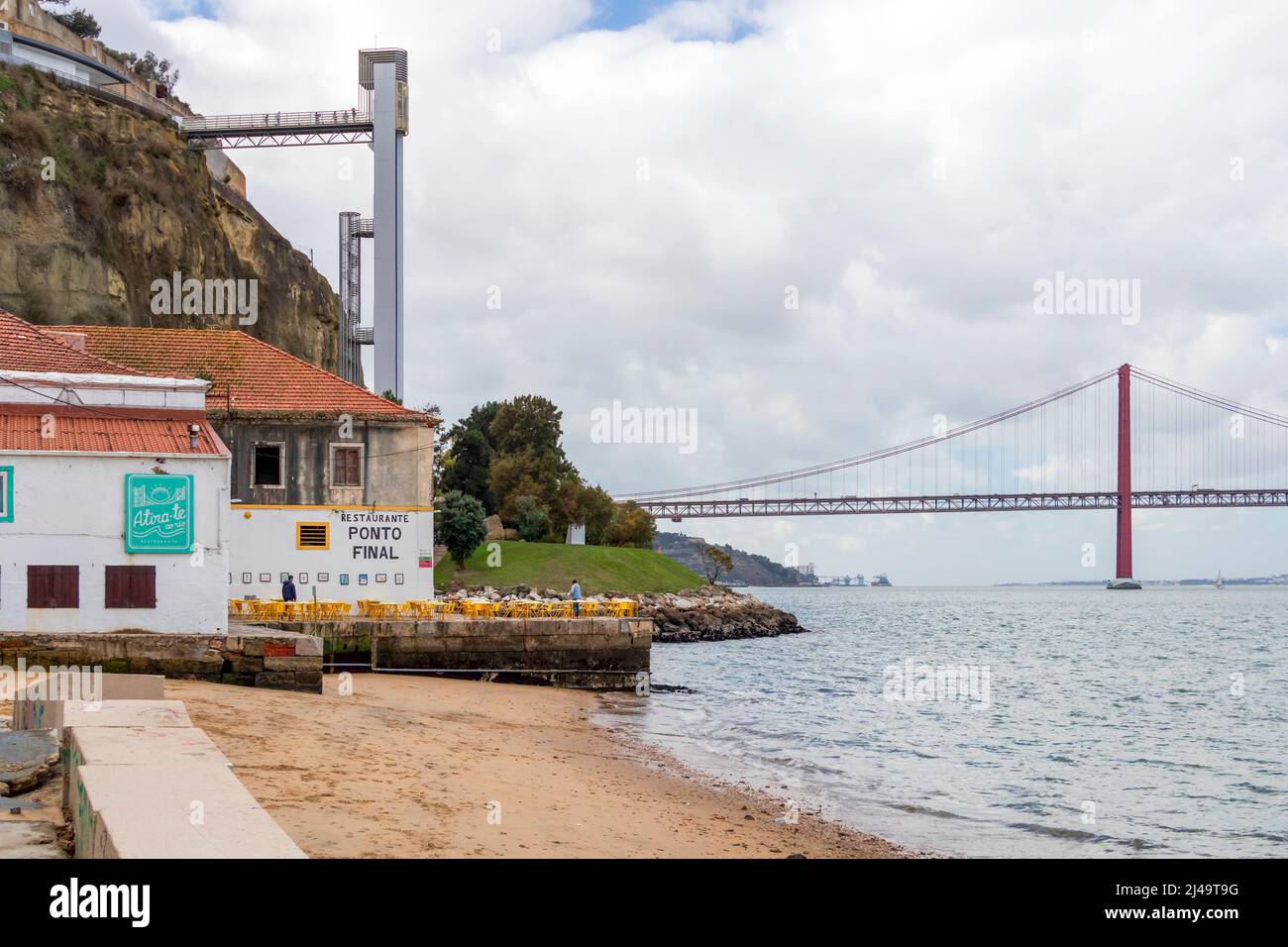 Almada, Portugal - November, 2021 : Historischer Aufzug am Jardim do ...