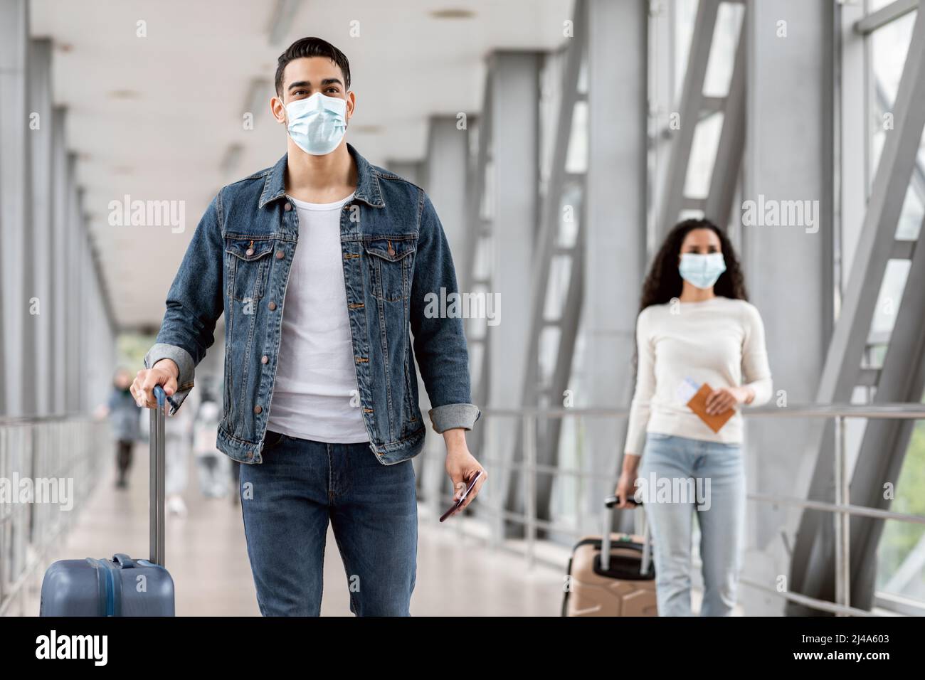 Menschen mit masken am flughafen -Fotos und -Bildmaterial in hoher ...