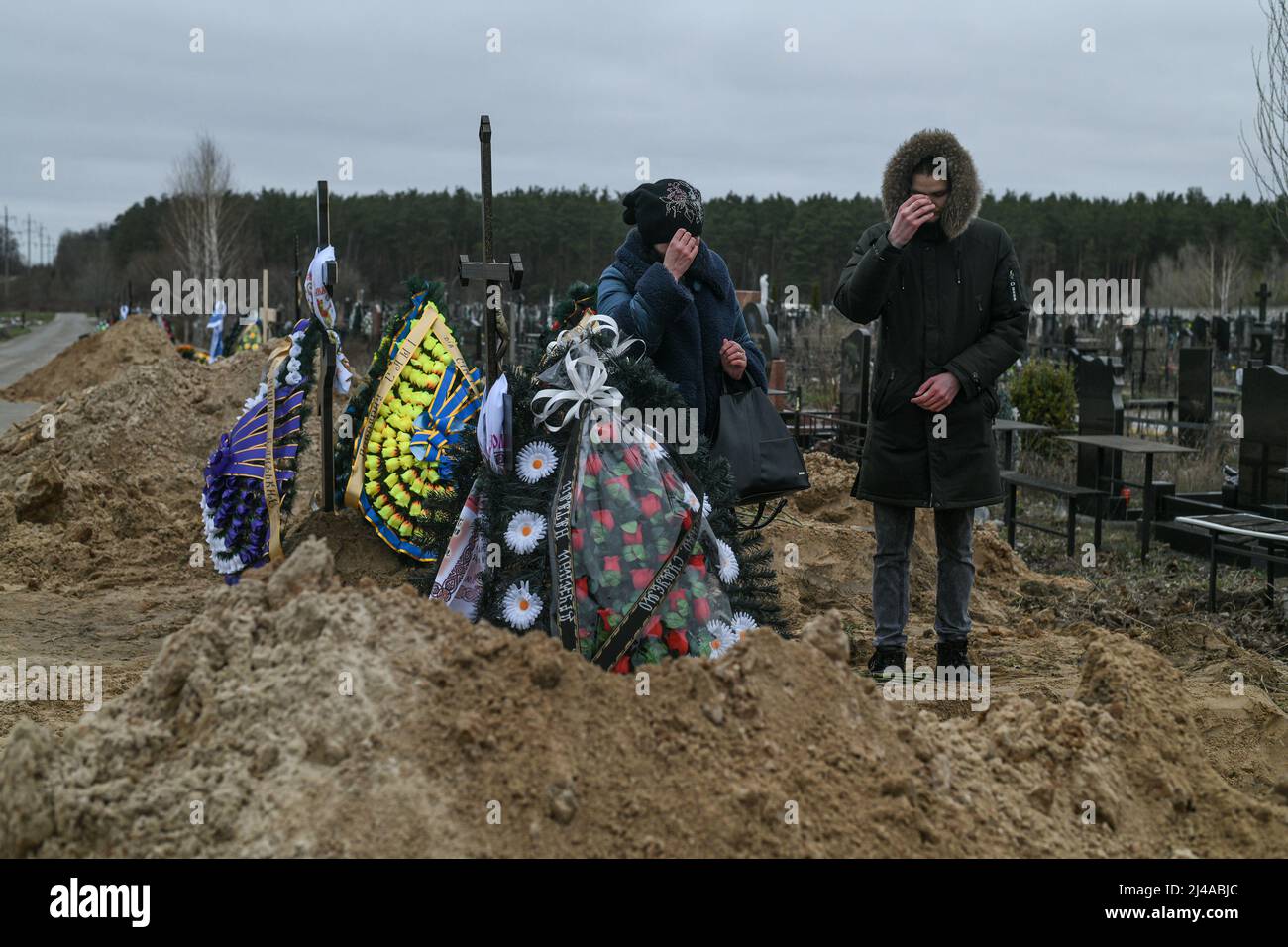 Bucha, Oblast Kiew, Ukraine. 13.. April 2022. Natalya Verbova, 49, und ...