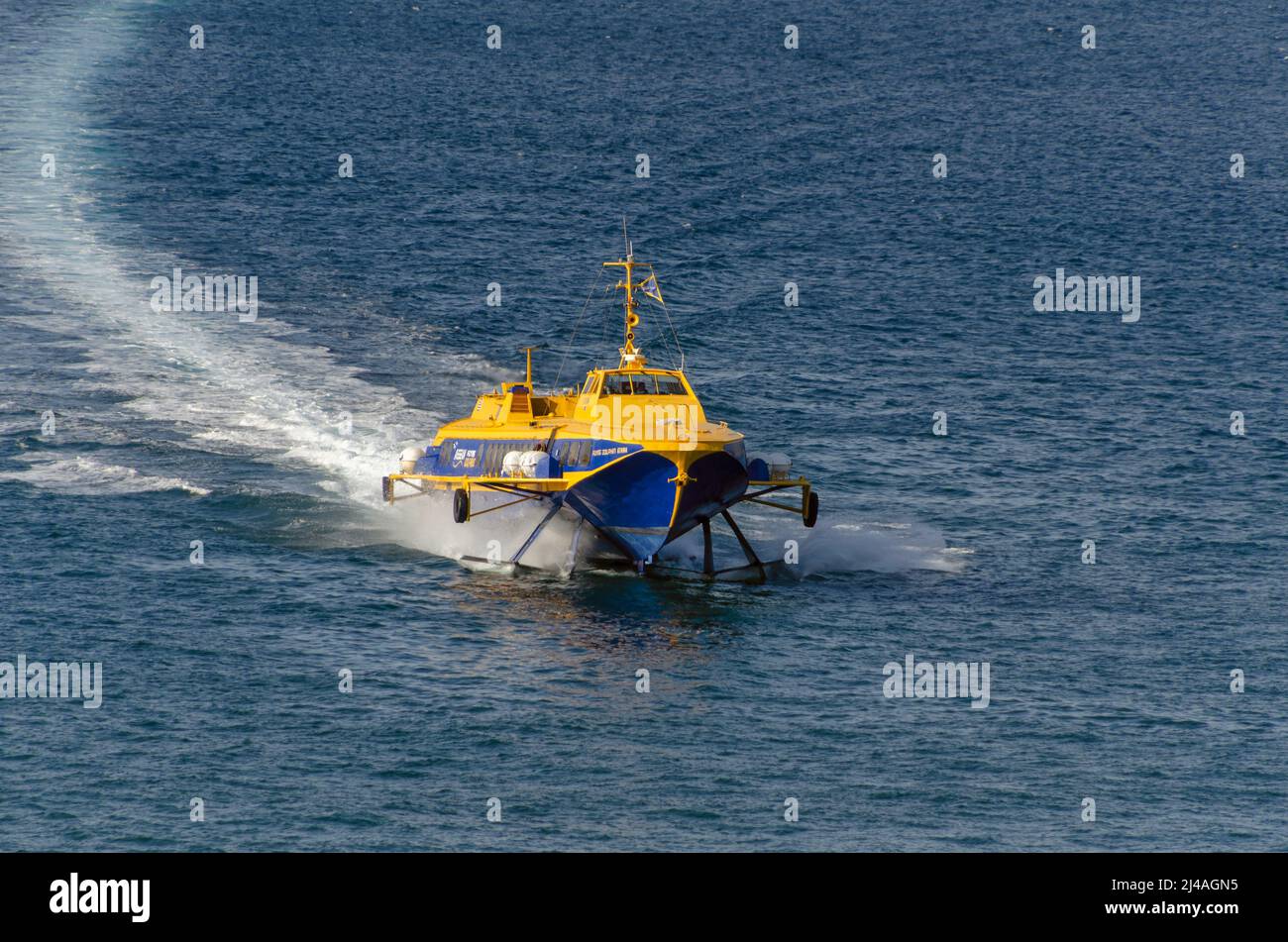 Fliegende delfine mit hoher geschwindigkeit -Fotos und -Bildmaterial in ...