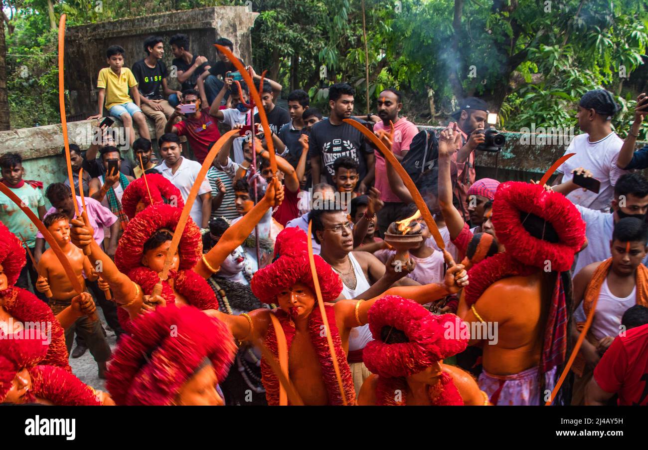 Das Lal Kach-Festival wurde in Bangladesch gefeiert. Die Hindu-Gemeinde ...