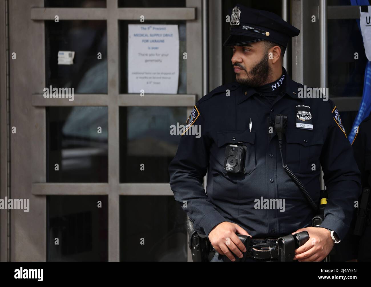 Ein Beamter der New York City Police Department (NYPD) steht außerhalb ...