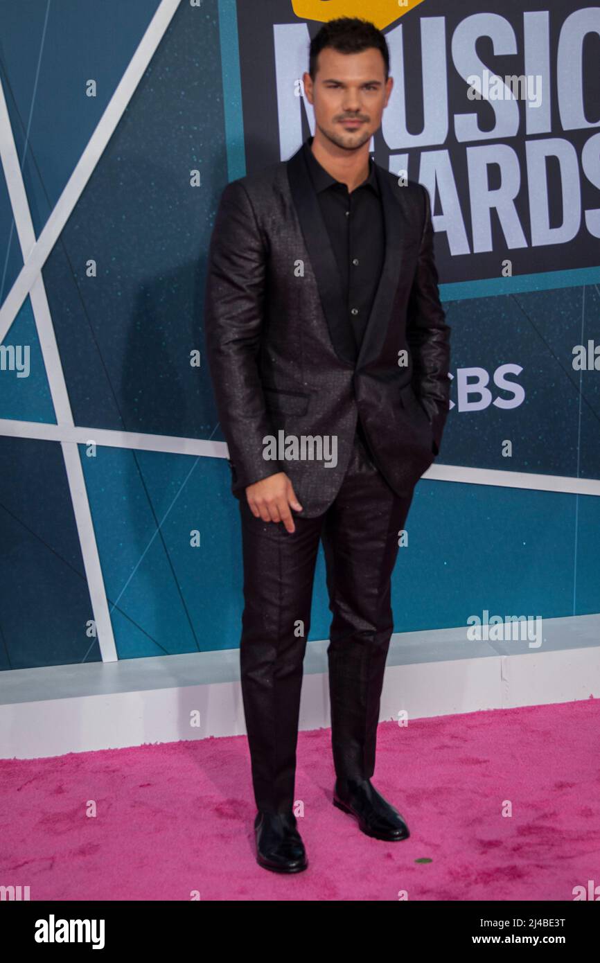 Nashville, Tennessee - 11. April 2022 der Schauspieler Taylor Lautner ...