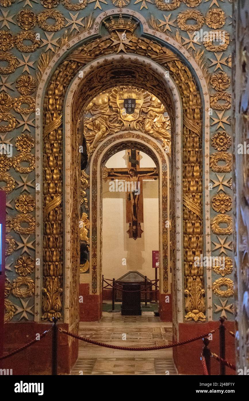 Die verzierten Wände der Passage des Allerheiligsten Sakraments, zwischen der Kapelle der Langue ...