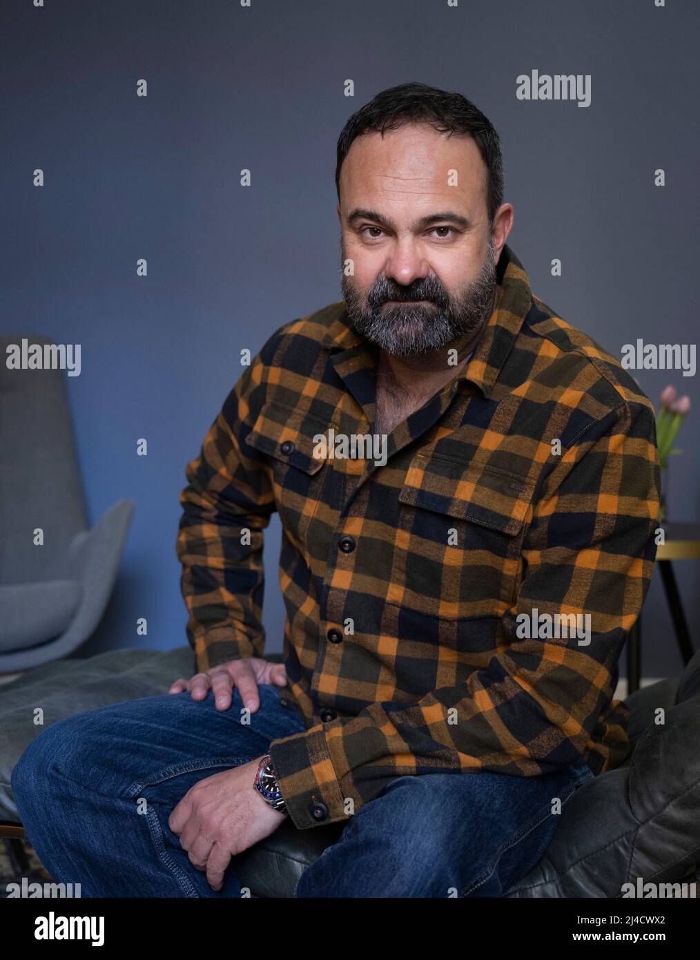 Berlin, Deutschland. 11. April 2022. Schauspieler Tom Keune sitzt im ...