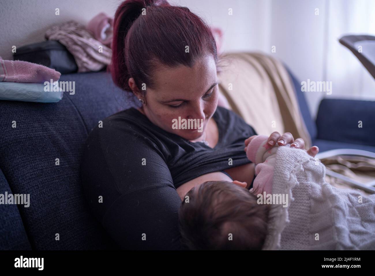 Stillendes baby der mutter -Fotos und -Bildmaterial in hoher Auflösung ...
