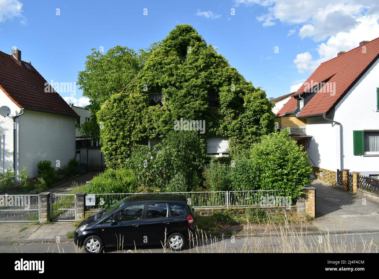 Bewachsene fassade -Fotos und -Bildmaterial in hoher Auflösung – Alamy