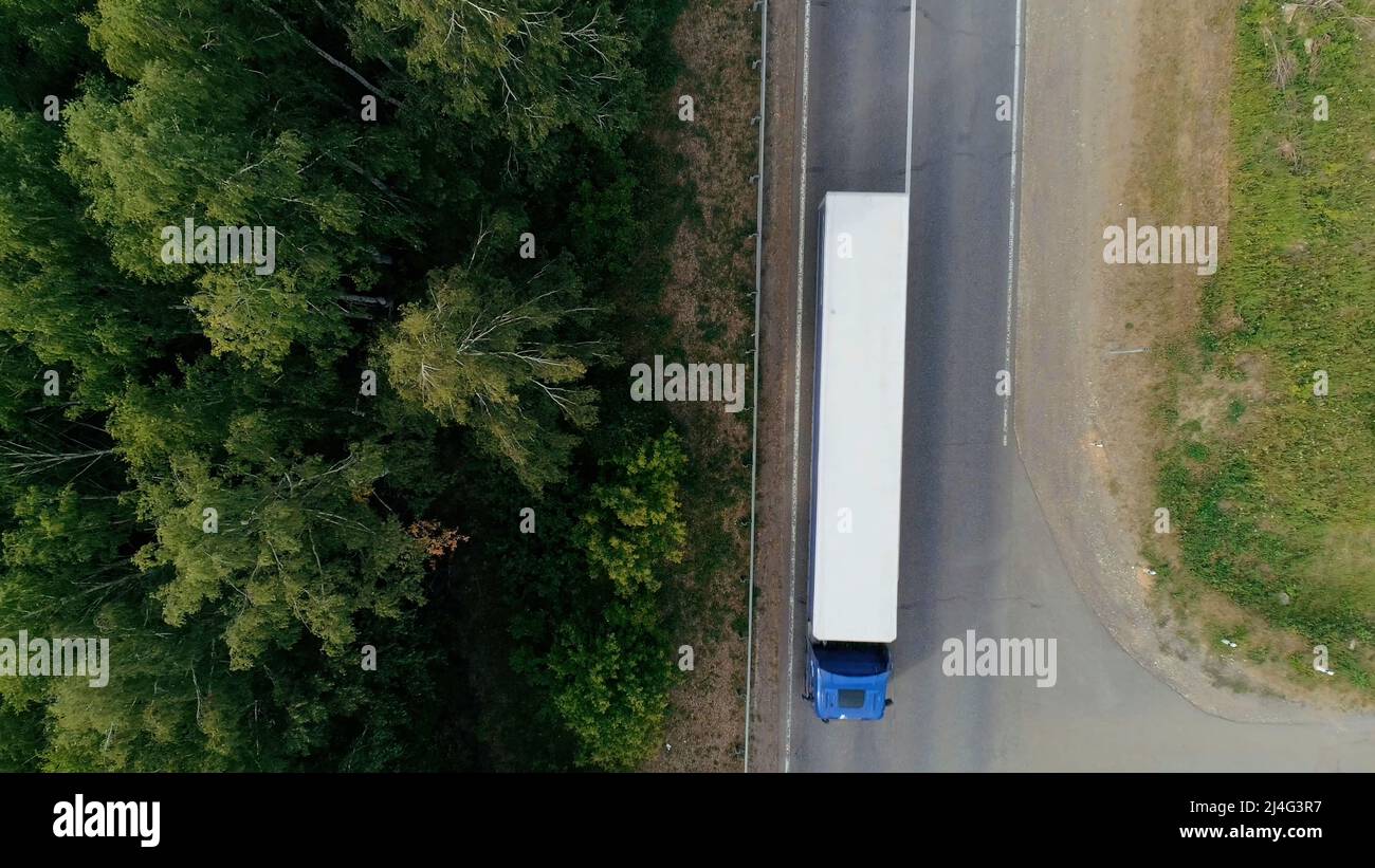 Blick von einem Hubschrauber . Szene . Eine schmale Straße, auf der ein ...